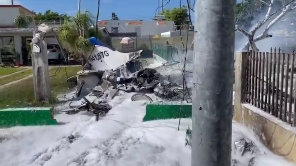 AVIONETA SE ESTRELLA EN LA CARRETERA 110 EN AGUADILLA - Entérate Sin Filtro